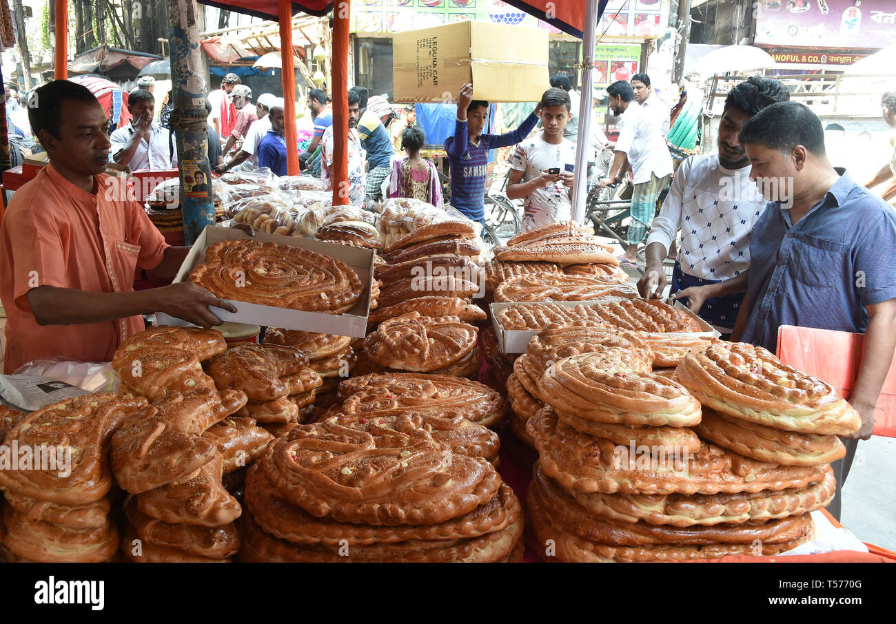 Dhaka, Bangladesh. 21st Apr, 2019. People buy special breads made on ...