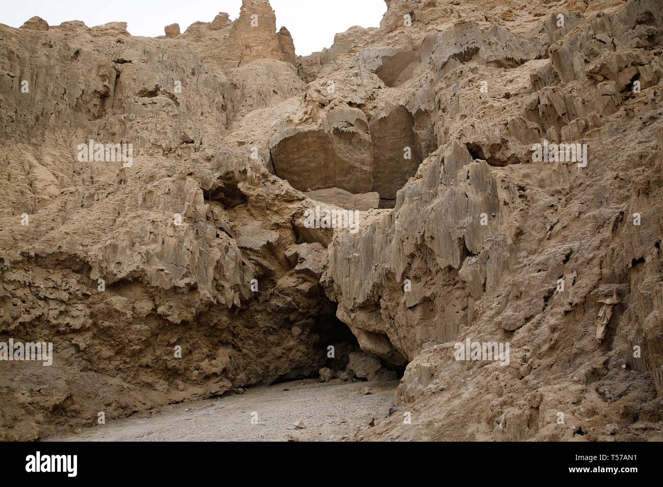 (190422) -- MOUNT SODOM, April 22, 2019 (Xinhua) -- Photo taken on ...