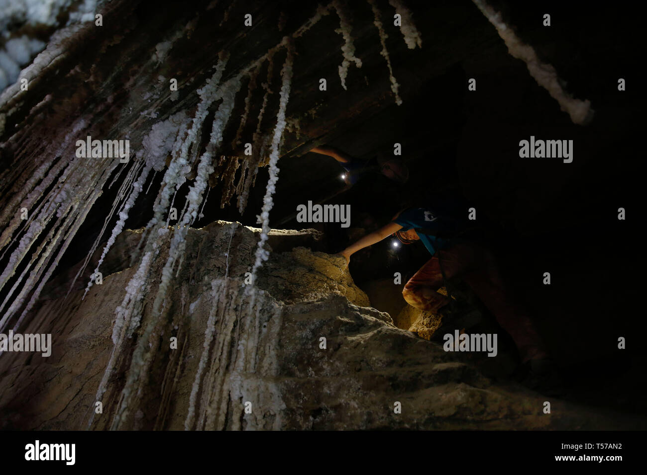 (190422) -- MOUNT SODOM, April 22, 2019 (Xinhua) -- Cavers explore the ...