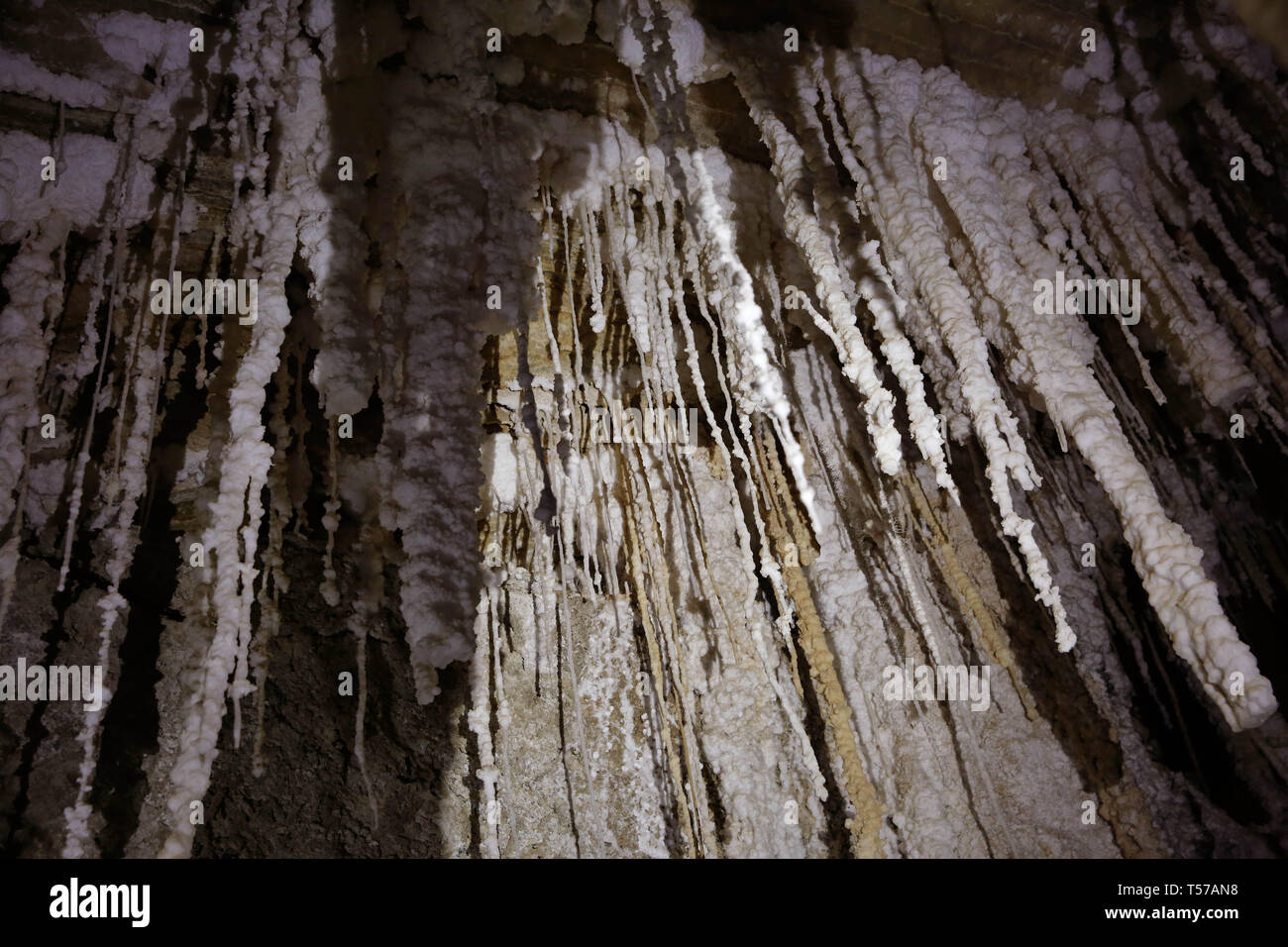 (190422) -- MOUNT SODOM, April 22, 2019 (Xinhua) -- Salt stalactites ...