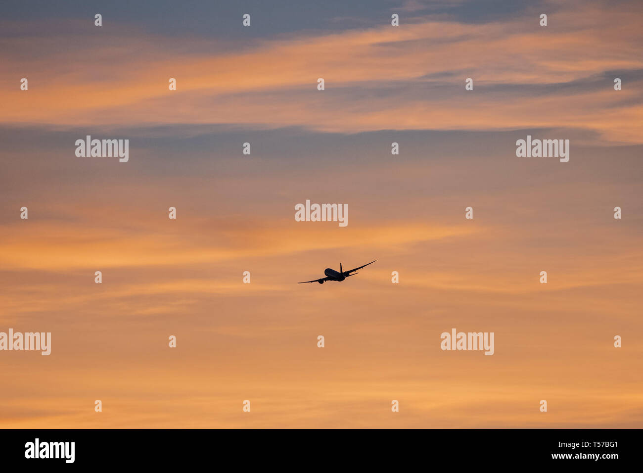 Aeroplane boeing 777 sunset hi-res stock photography and images - Alamy