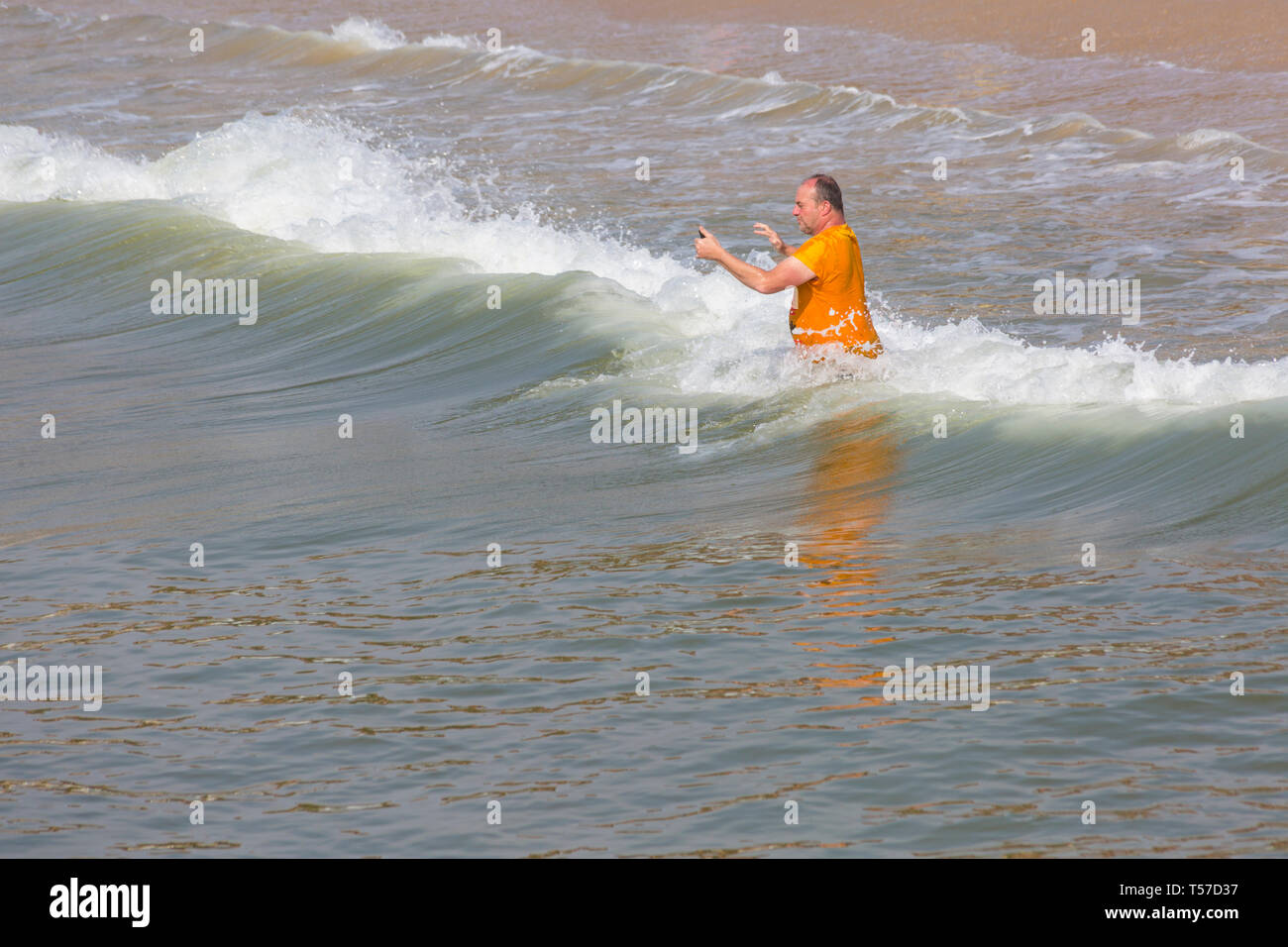 Bournemouth, Dorset, UK. 22nd Apr, 2019. UK weather: after a hazy start ...