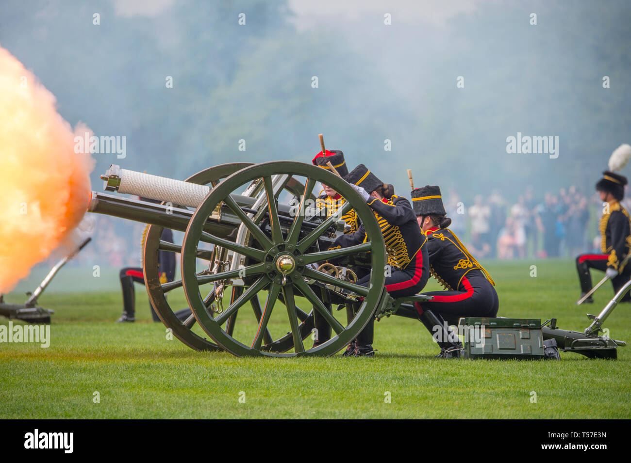 Firing ceremonial gun salutes hi-res stock photography and images - Alamy