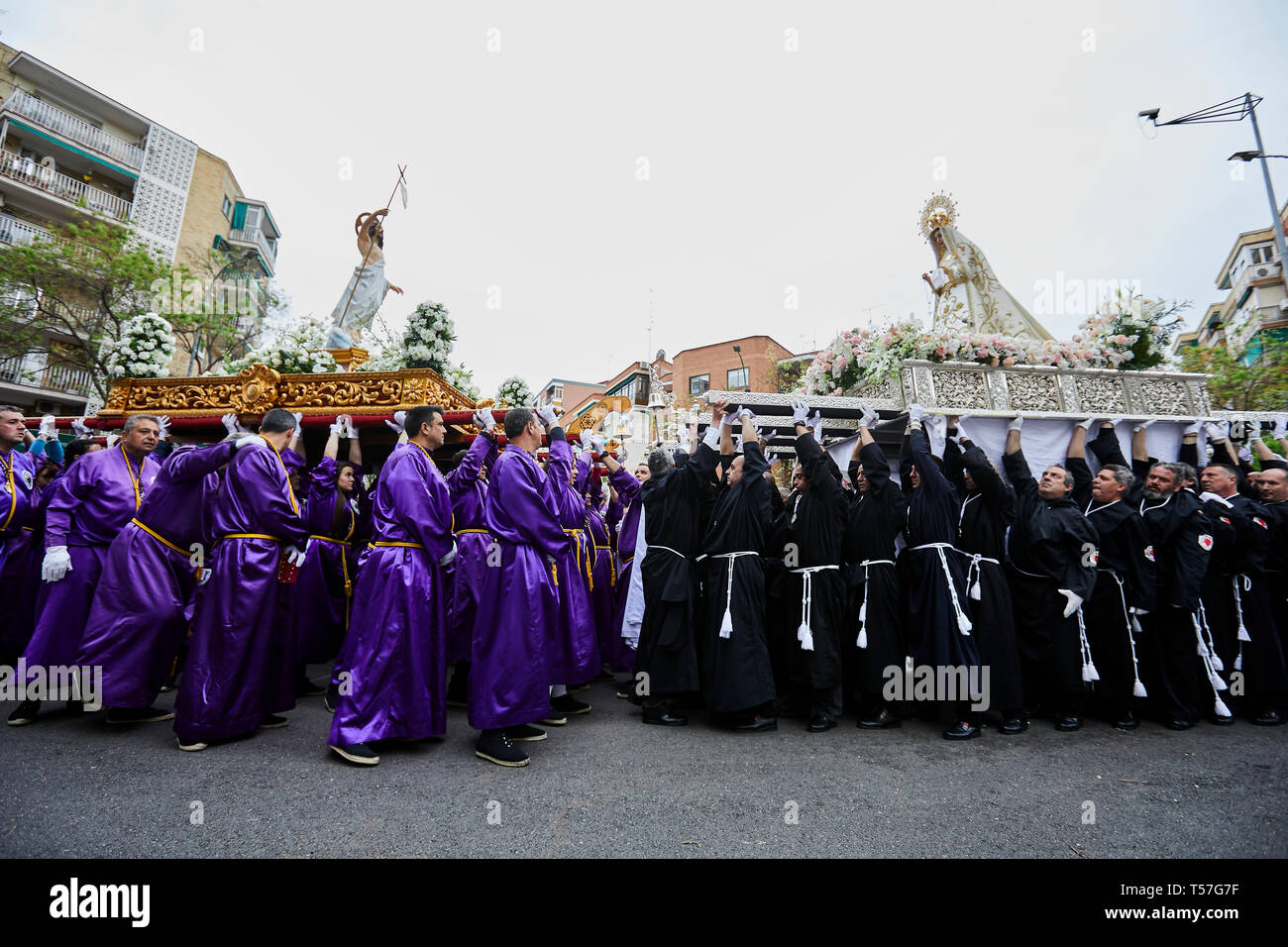 The Anderos seen carrying the images of Resurrected Christ and Virgin ...