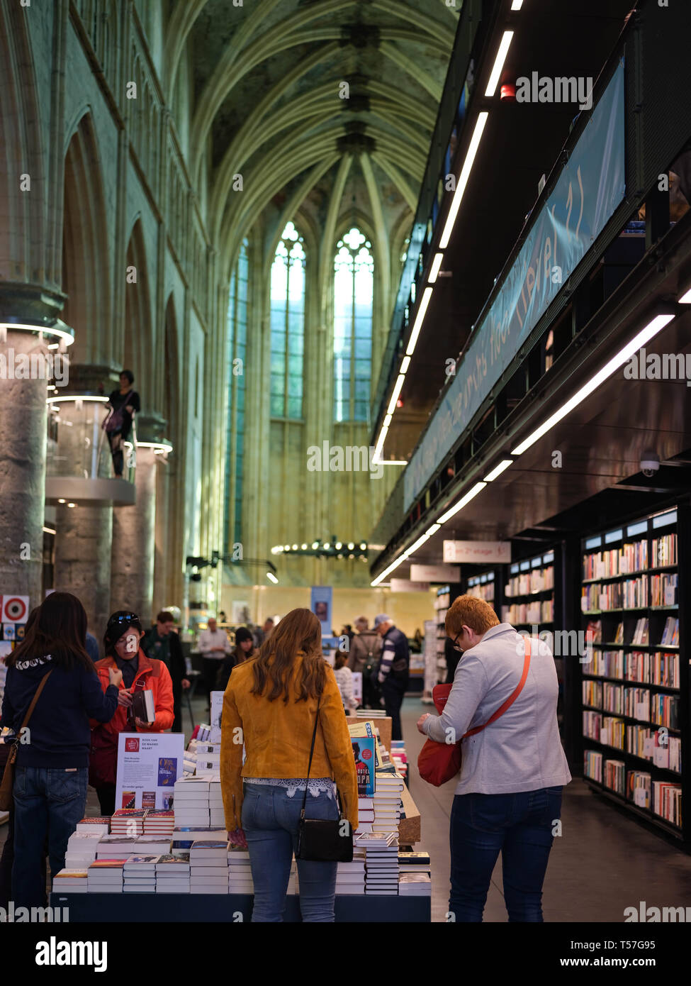 Brussels, Netherlands. 16th Apr, 2019. Visitors select books at the ...