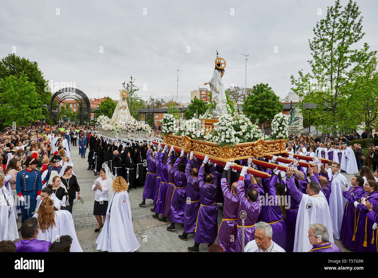 The Anderos seen carrying the images of Resurrected Christ and Virgin ...