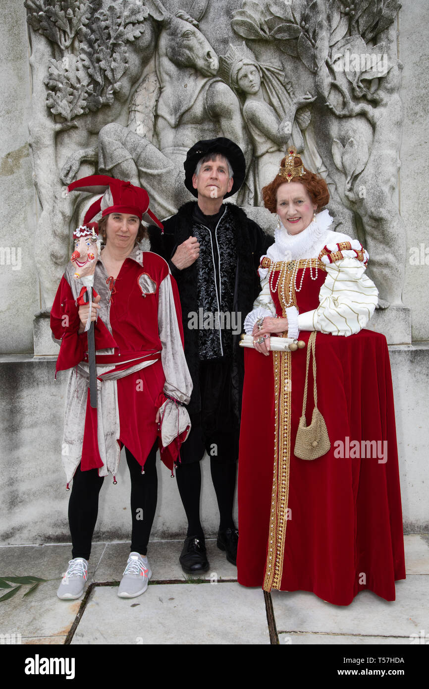 Queen Elizabeth I, portrayed by Penelope Rahming poses with John ...