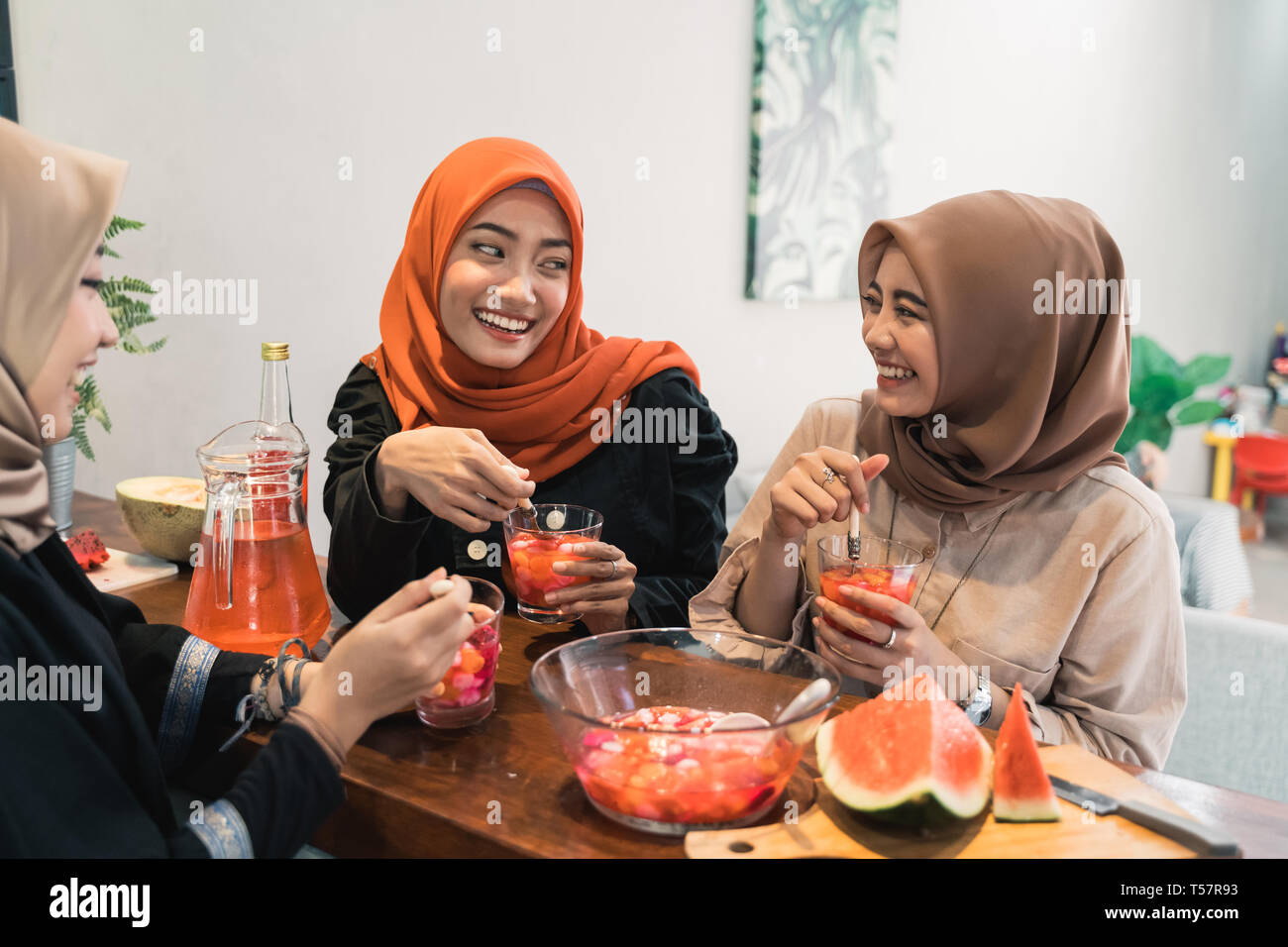 muslim friend break fasting in ramadan Stock Photo - Alamy