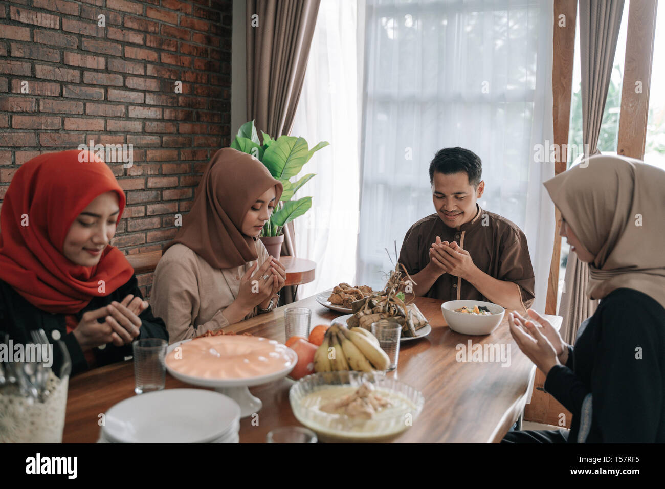 muslim people praying before having their food Stock Photo - Alamy