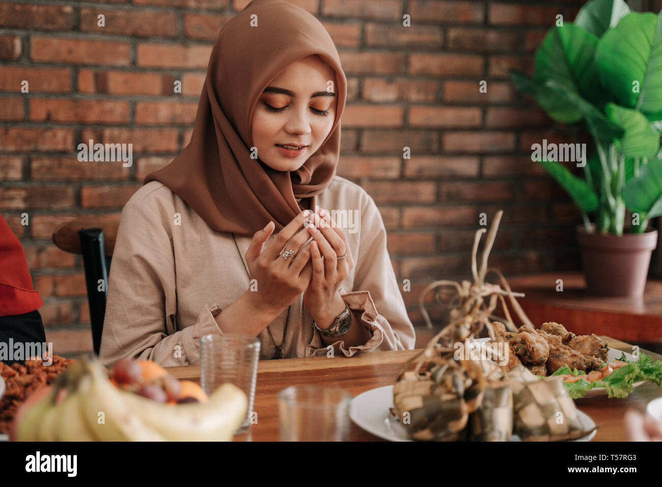 woman open her palm and pray before eating Stock Photo - Alamy