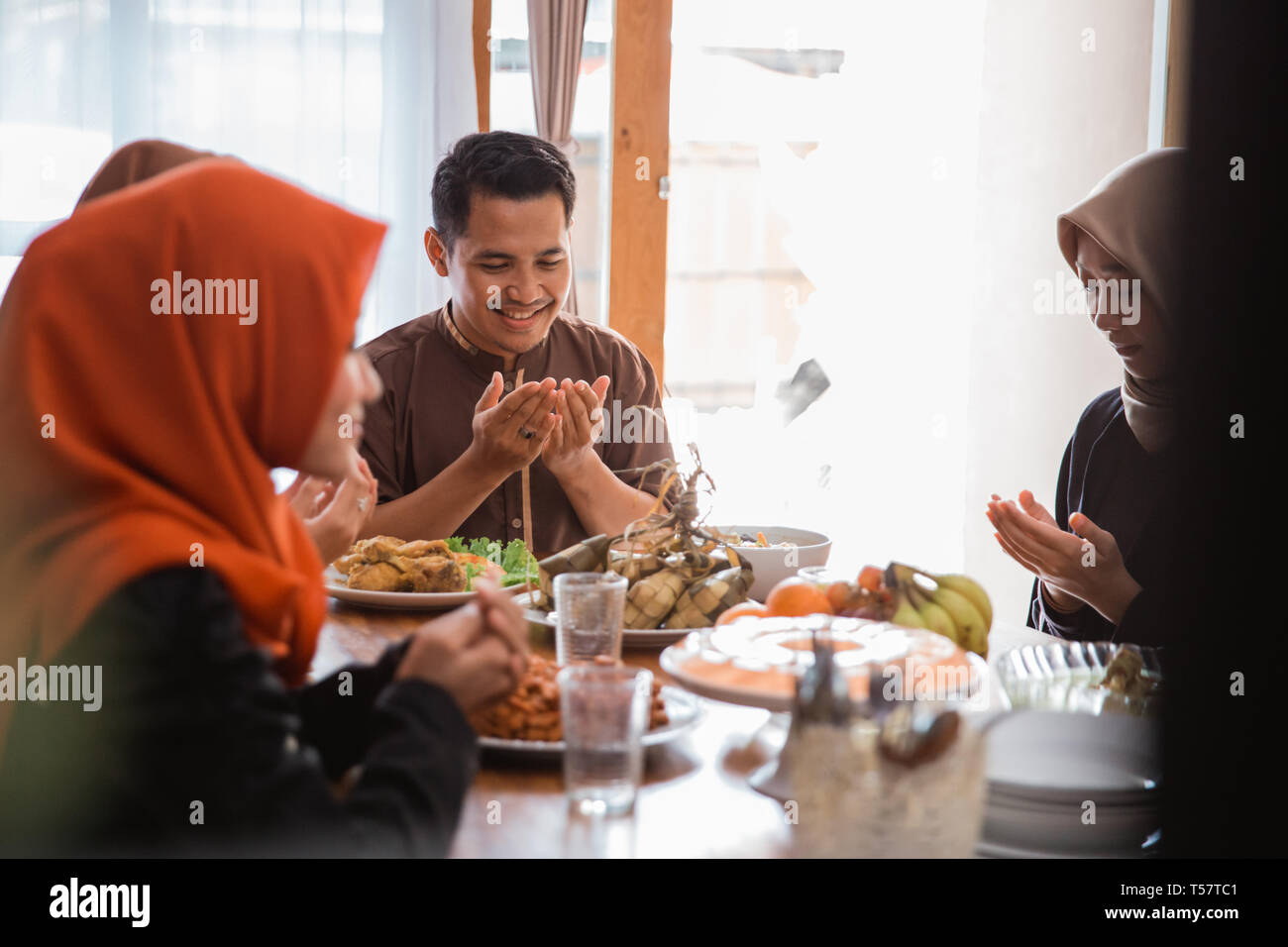 muslim people praying before having their food Stock Photo - Alamy