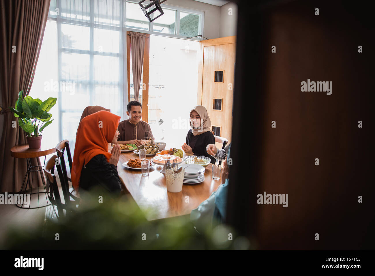 muslim family break fasting together Stock Photo - Alamy