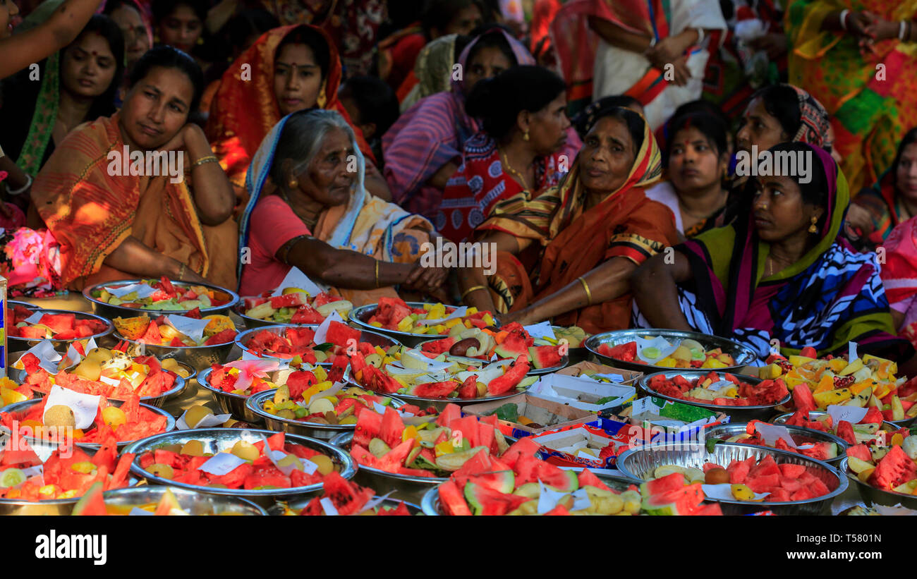 Indian poor man under tree hi-res stock photography and images - Alamy