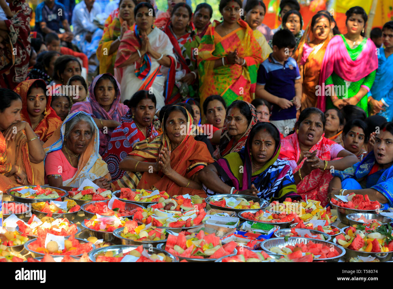 Indian poor man under tree hi-res stock photography and images - Alamy