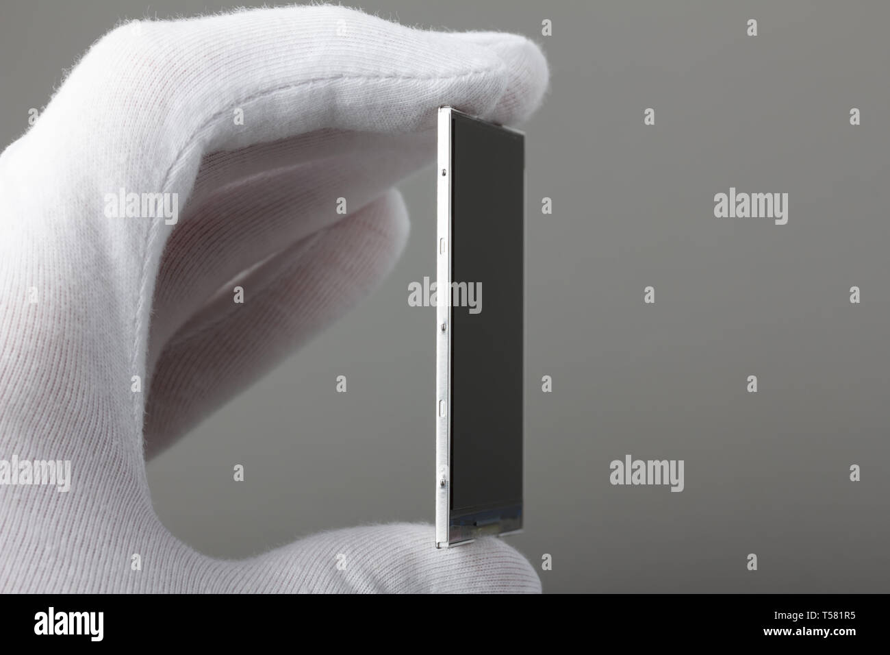 Hand hold new thin mobile display Stock Photo - Alamy