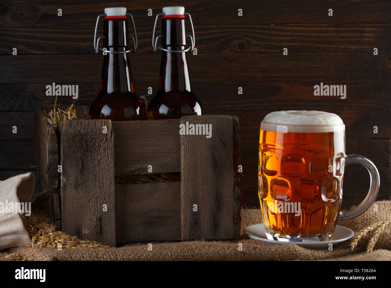 Beer crate table hi-res stock photography and images - Alamy