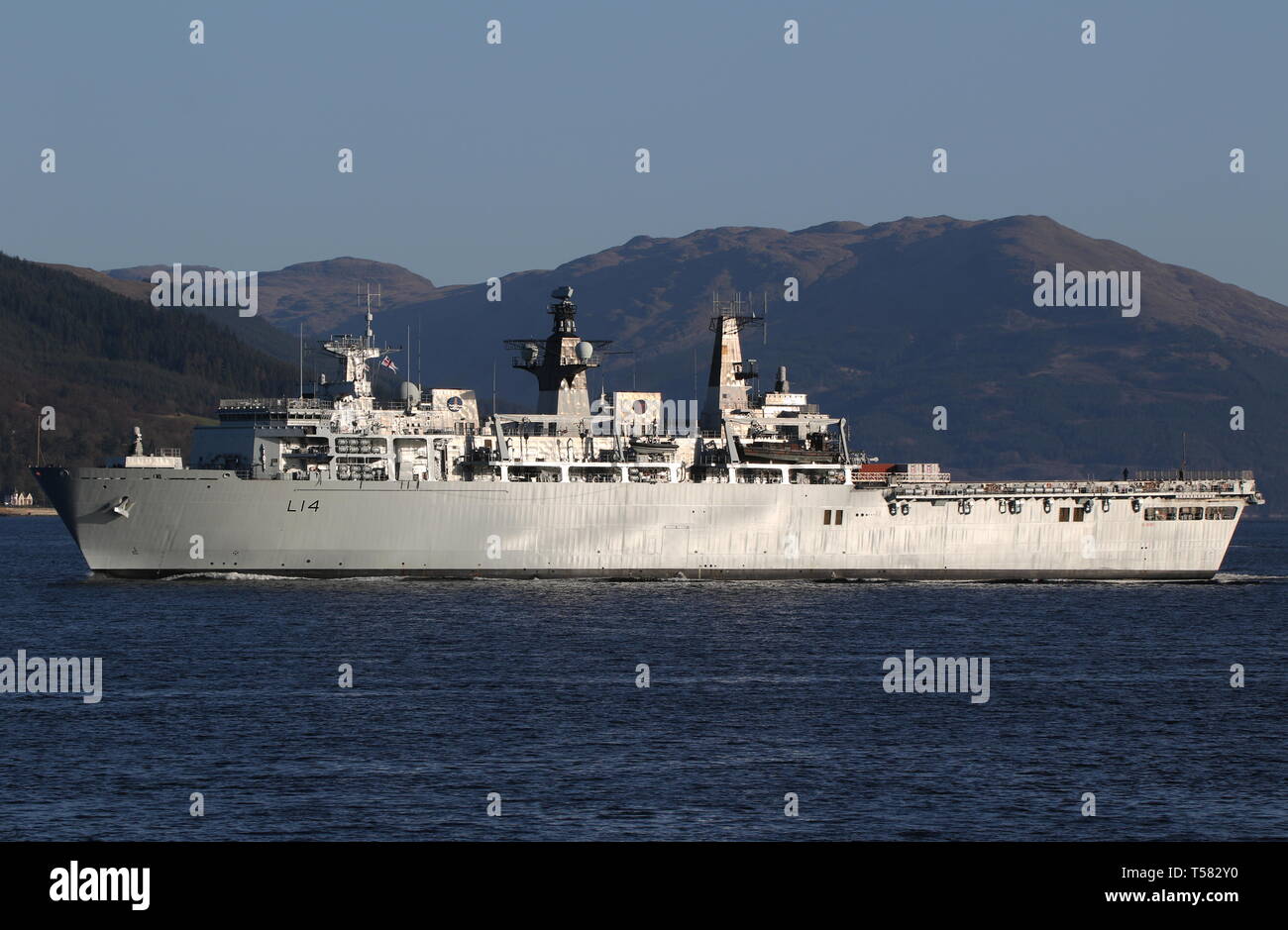 HMS Albion (L14), an Albion-class amphibious assault ship operated by ...