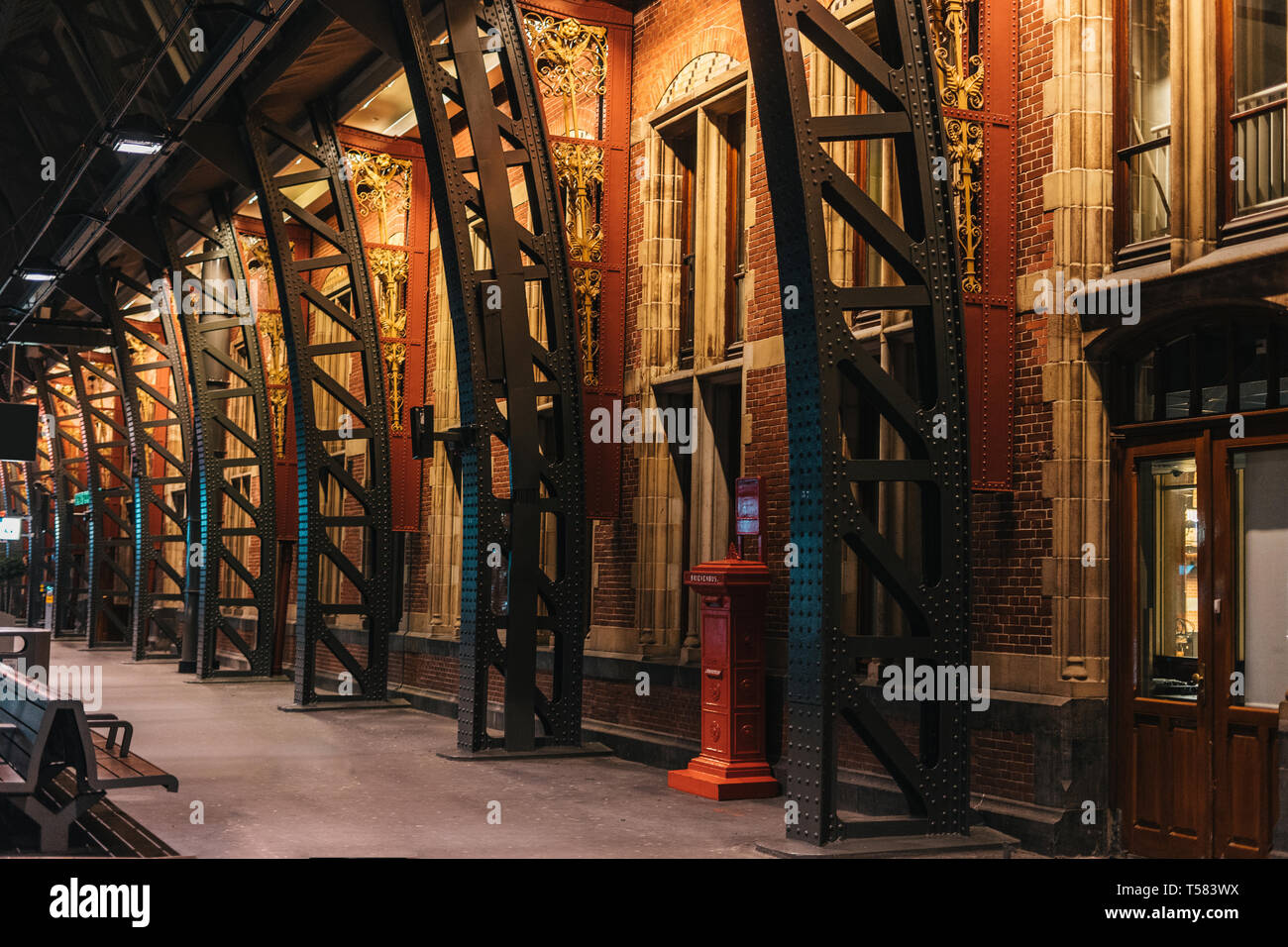 Station interior detail hi-res stock photography and images - Alamy
