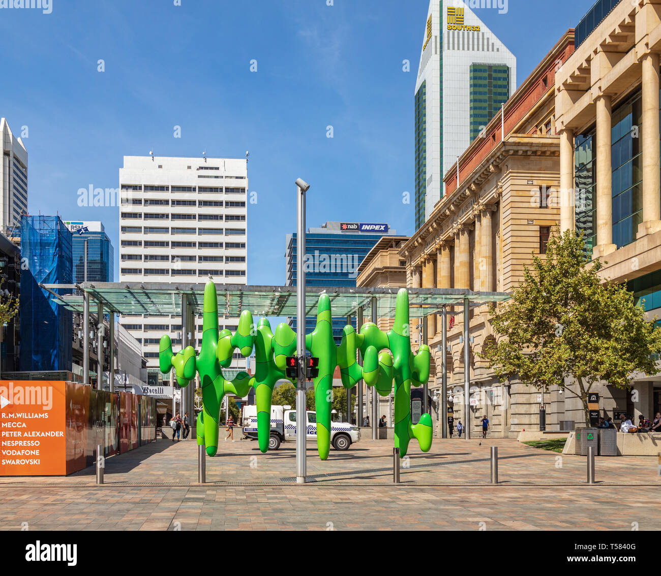Green sculpture hi-res stock photography and images - Alamy