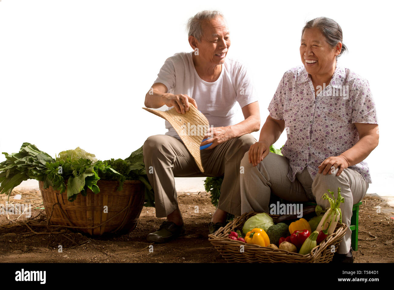 Peasant couple show their vegetables Stock Photo - Alamy