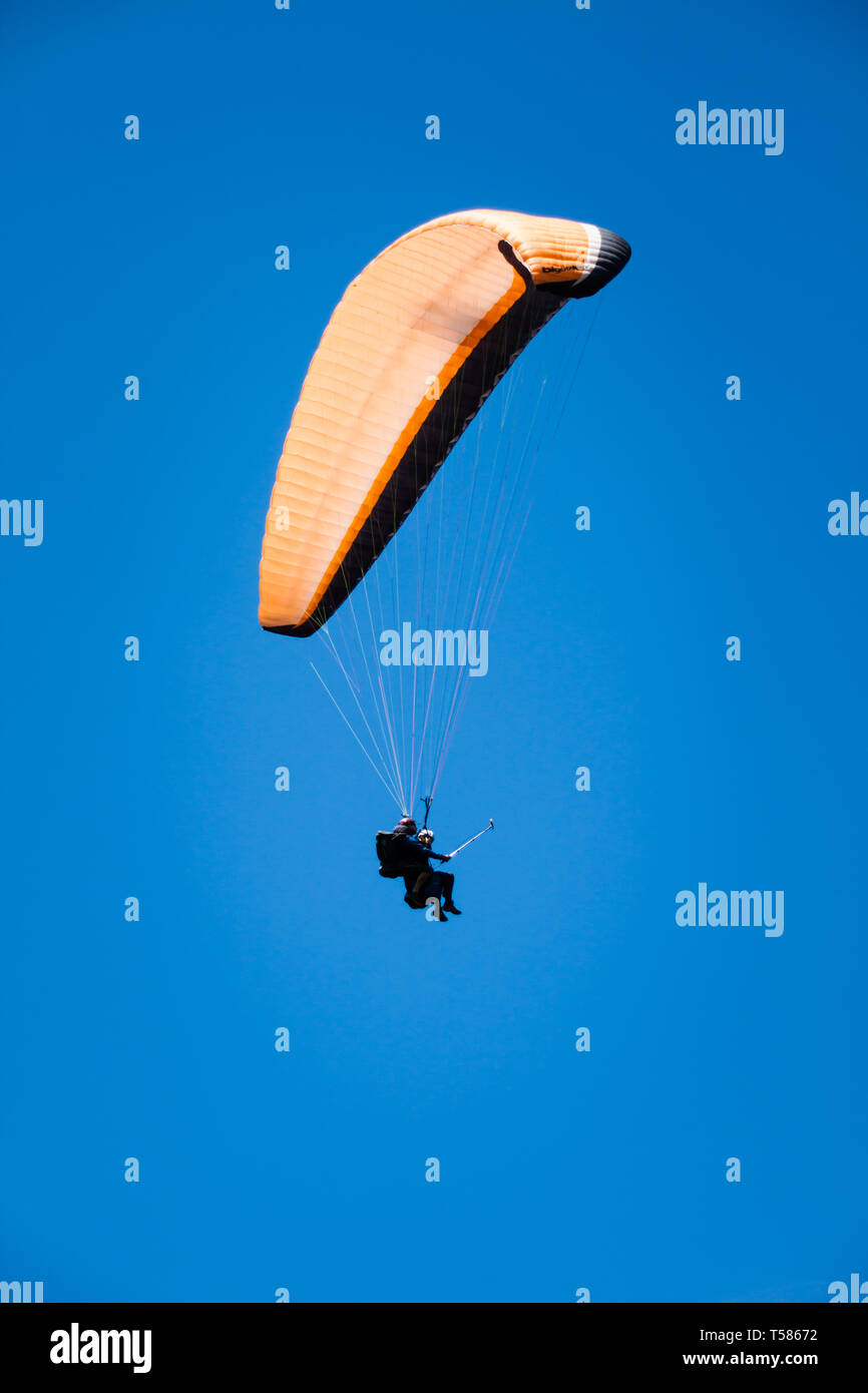 Paragliding student hi-res stock photography and images - Alamy