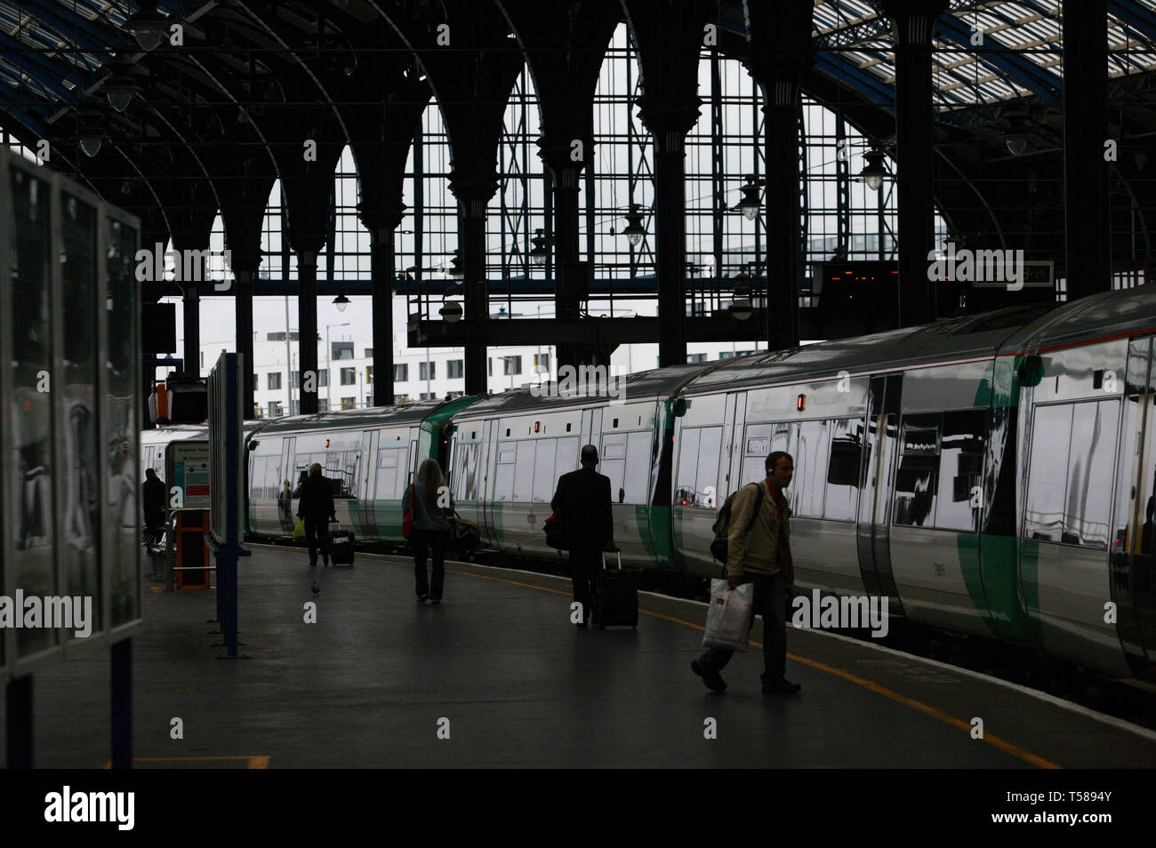 Commuters boarding their train at Brighton railway station. 11/09/2008 ...