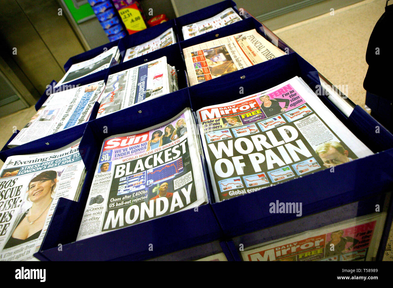 2008 crisis newspapers hi-res stock photography and images - Alamy