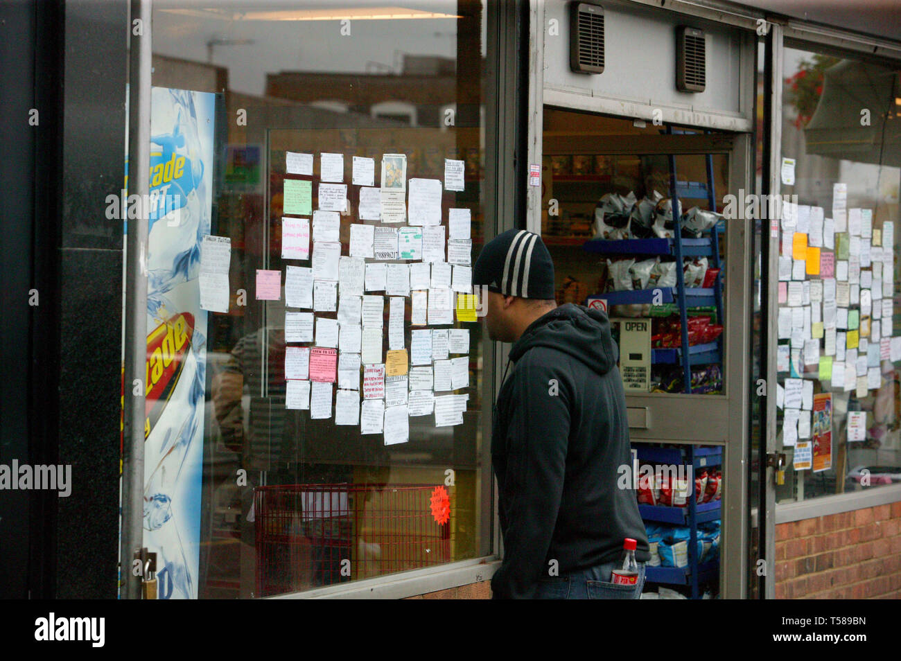 Job advert window hi-res stock photography and images - Alamy