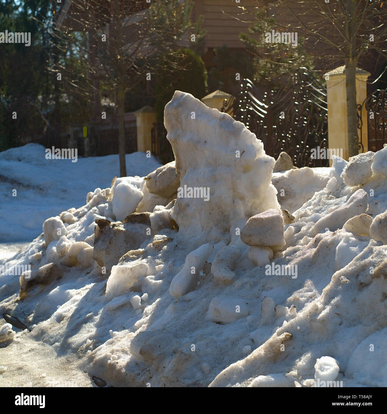 Massive snow piles hi-res stock photography and images - Alamy