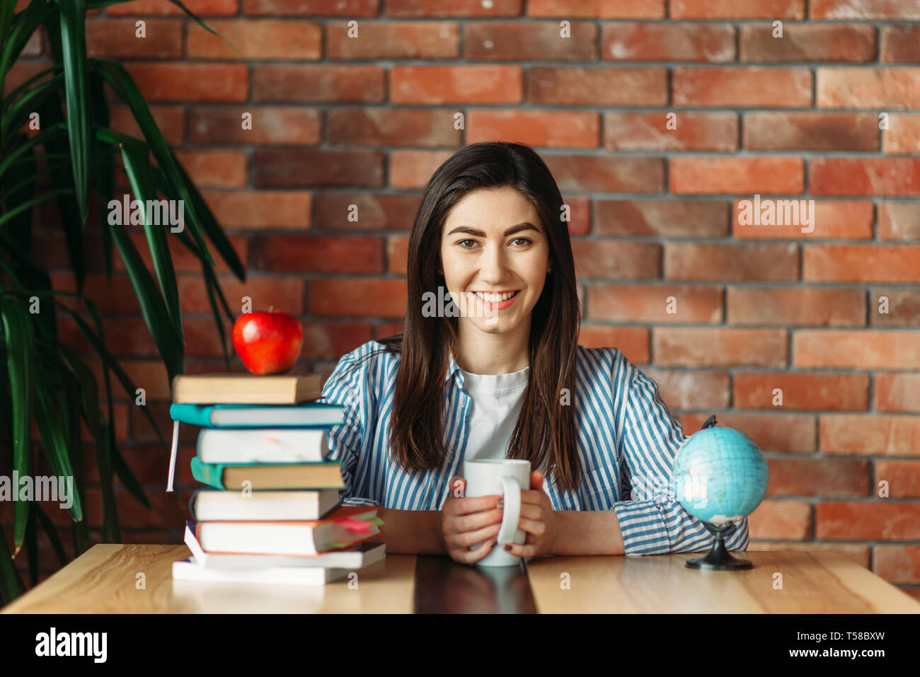 Student discussion table hi-res stock photography and images - Alamy