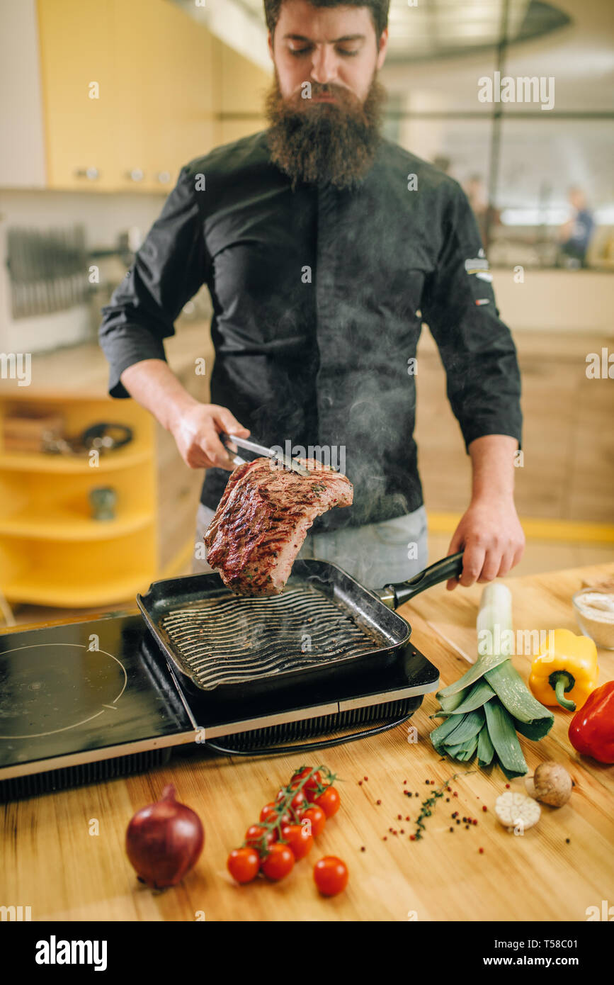 Meat in the pan hi-res stock photography and images - Alamy