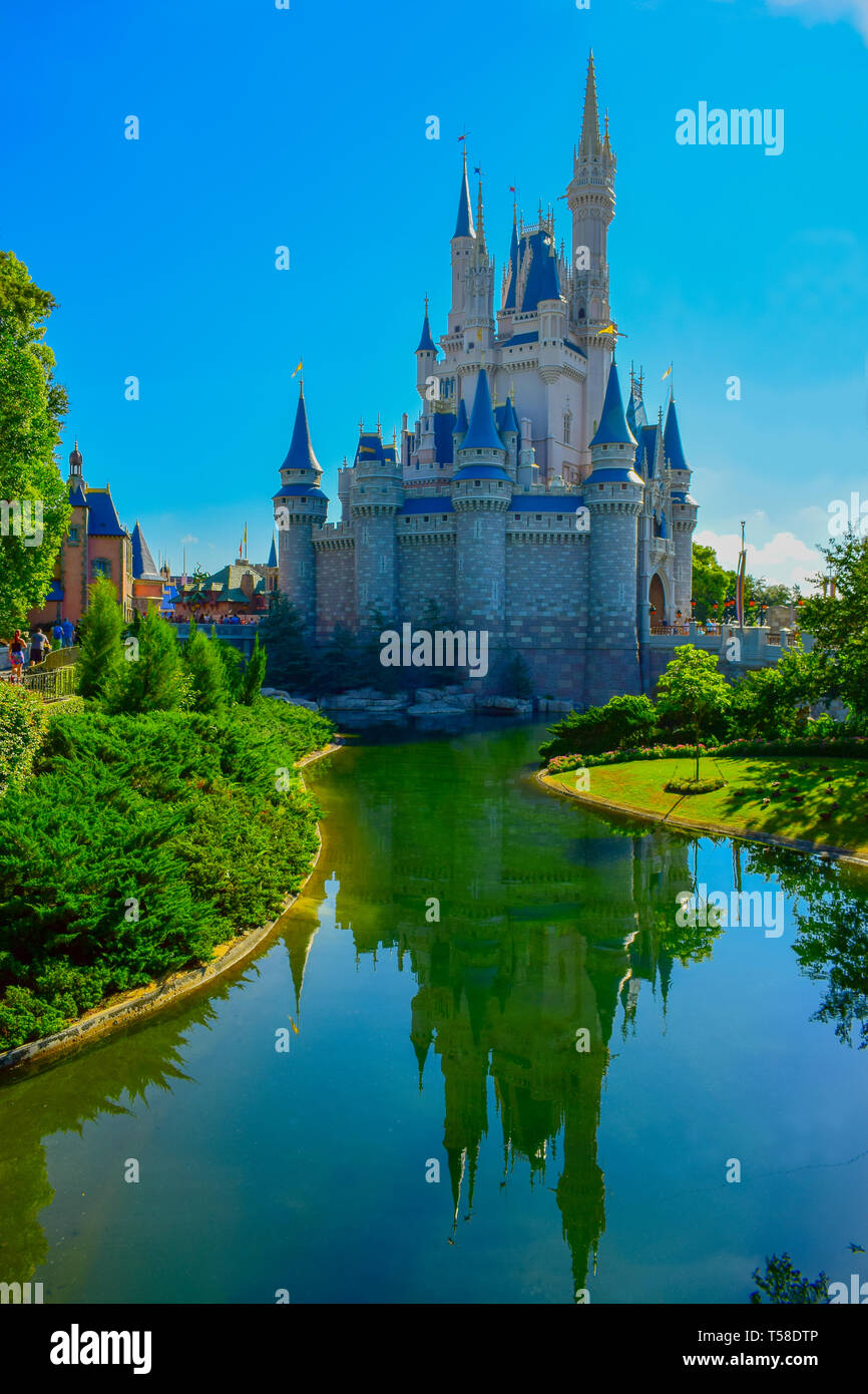 Cinderellas castle magic kingdom hi-res stock photography and images ...