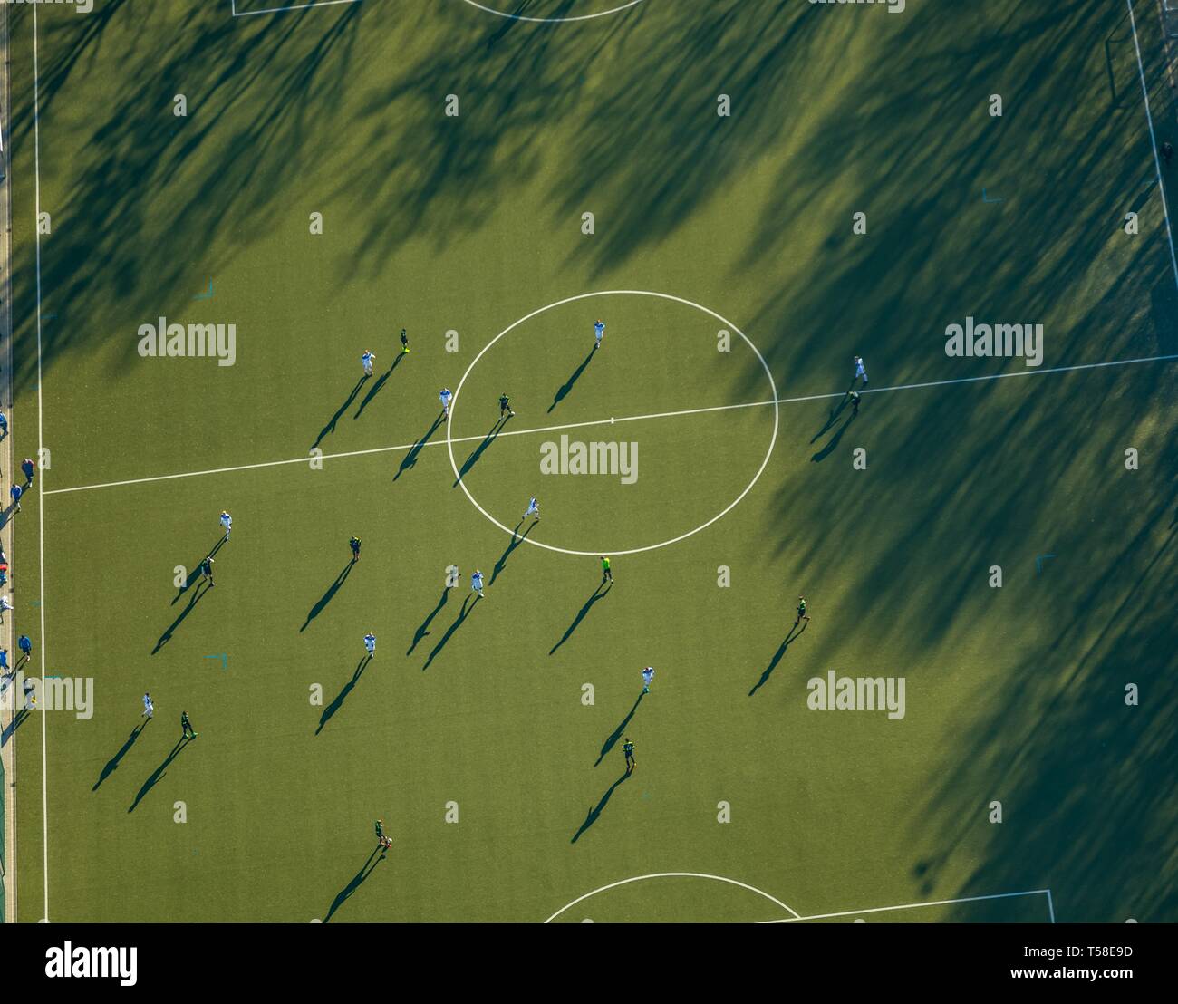 Long shadows of football players hi-res stock photography and images ...