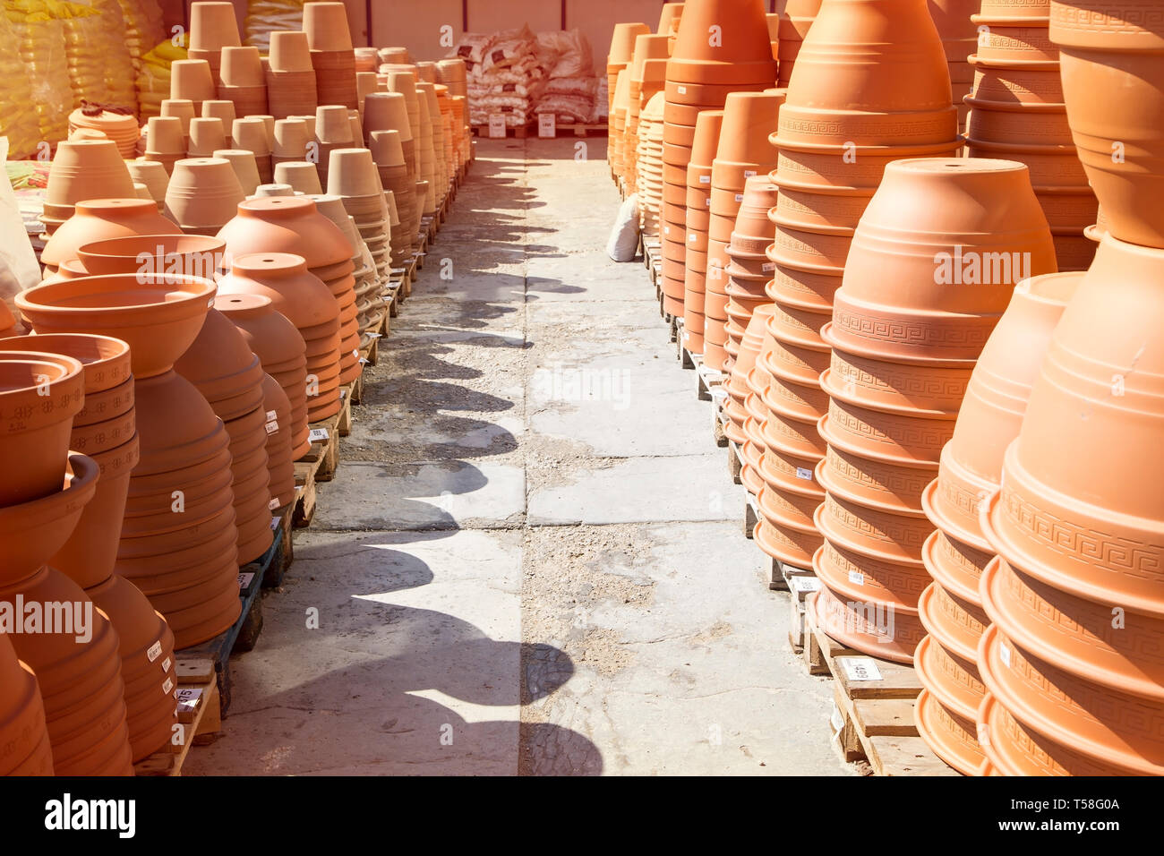 Clay pots market hi-res stock photography and images - Alamy