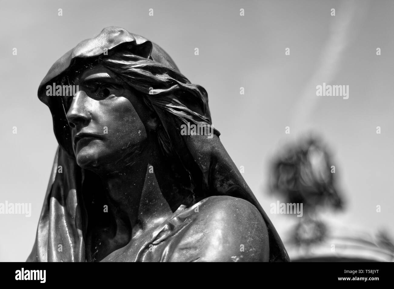 Lady macbeth statue stratford Black and White Stock Photos & Images - Alamy