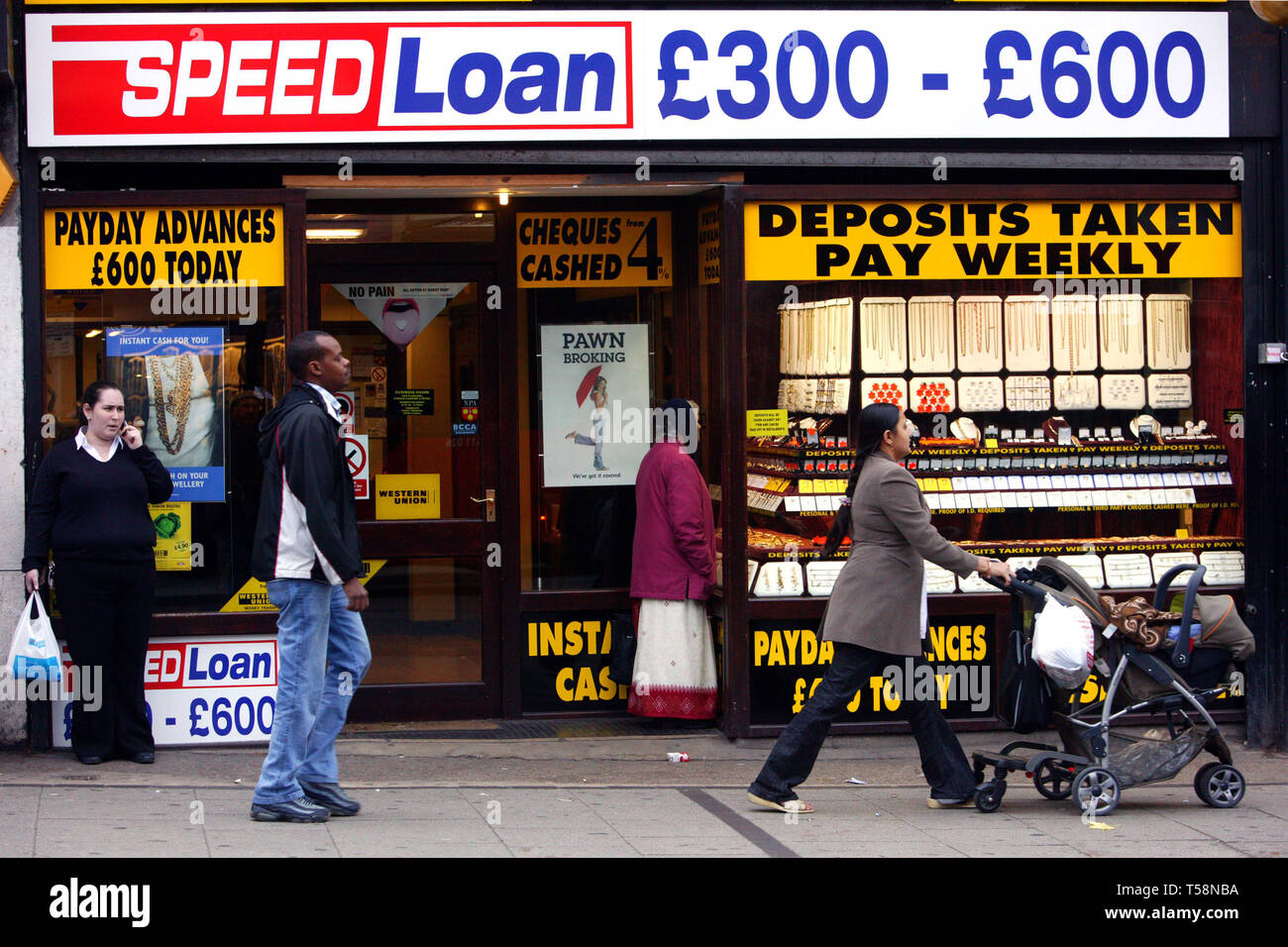 Loan shops high street hi-res stock photography and images - Alamy