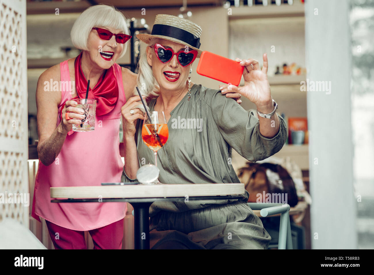 Two old women best friends hi-res stock photography and images - Alamy
