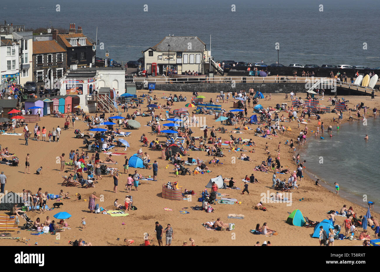 People enjoy the bank holiday sunshine on the beach in Broadstairs ...