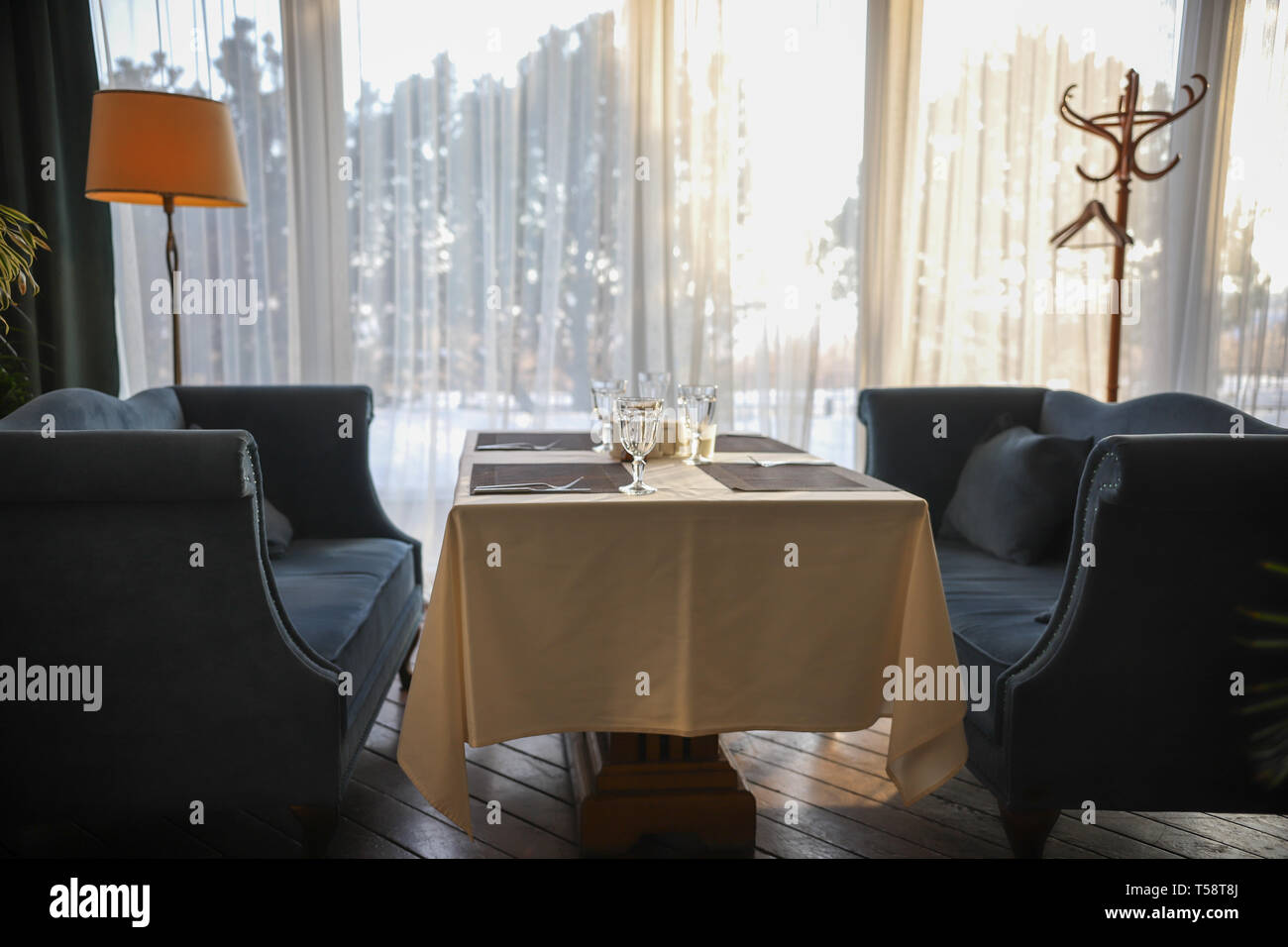 Cafe restaurant big windows hi-res stock photography and images - Alamy