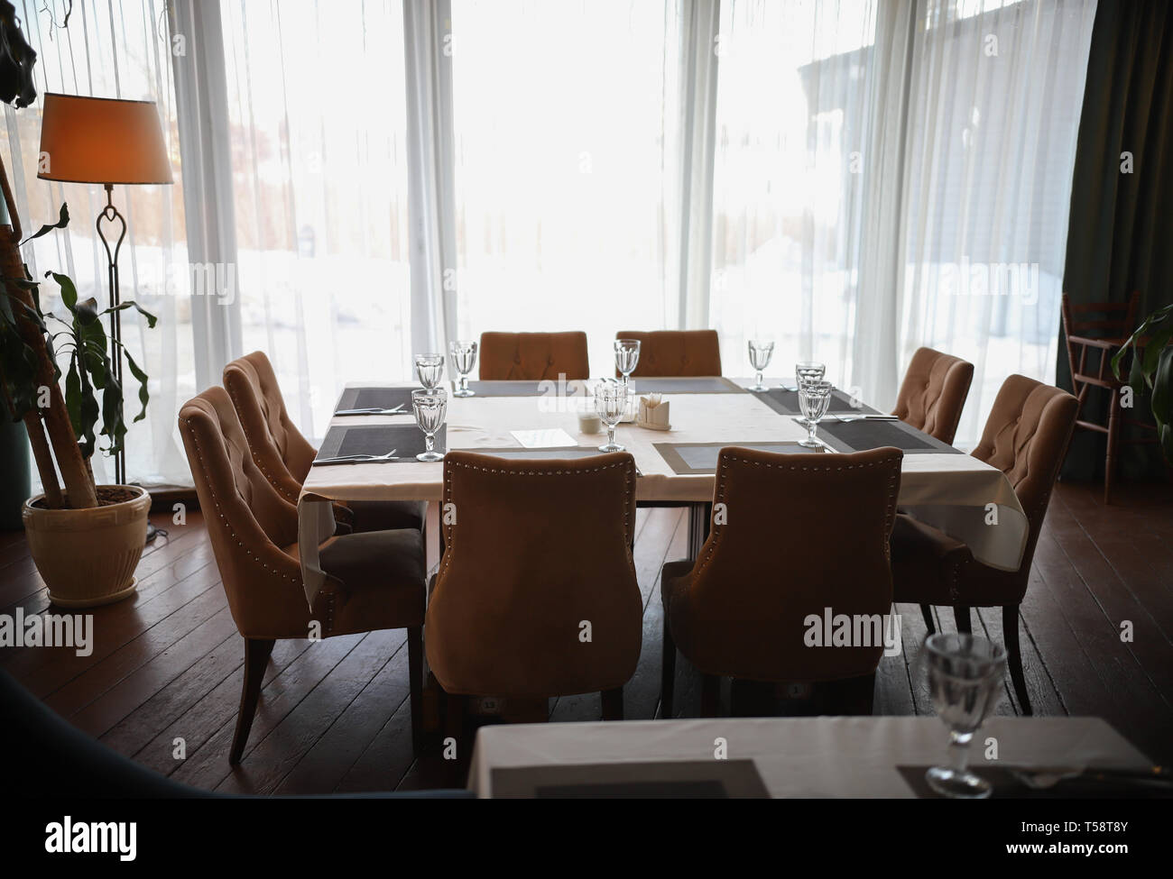 Cafe restaurant big windows hi-res stock photography and images - Alamy