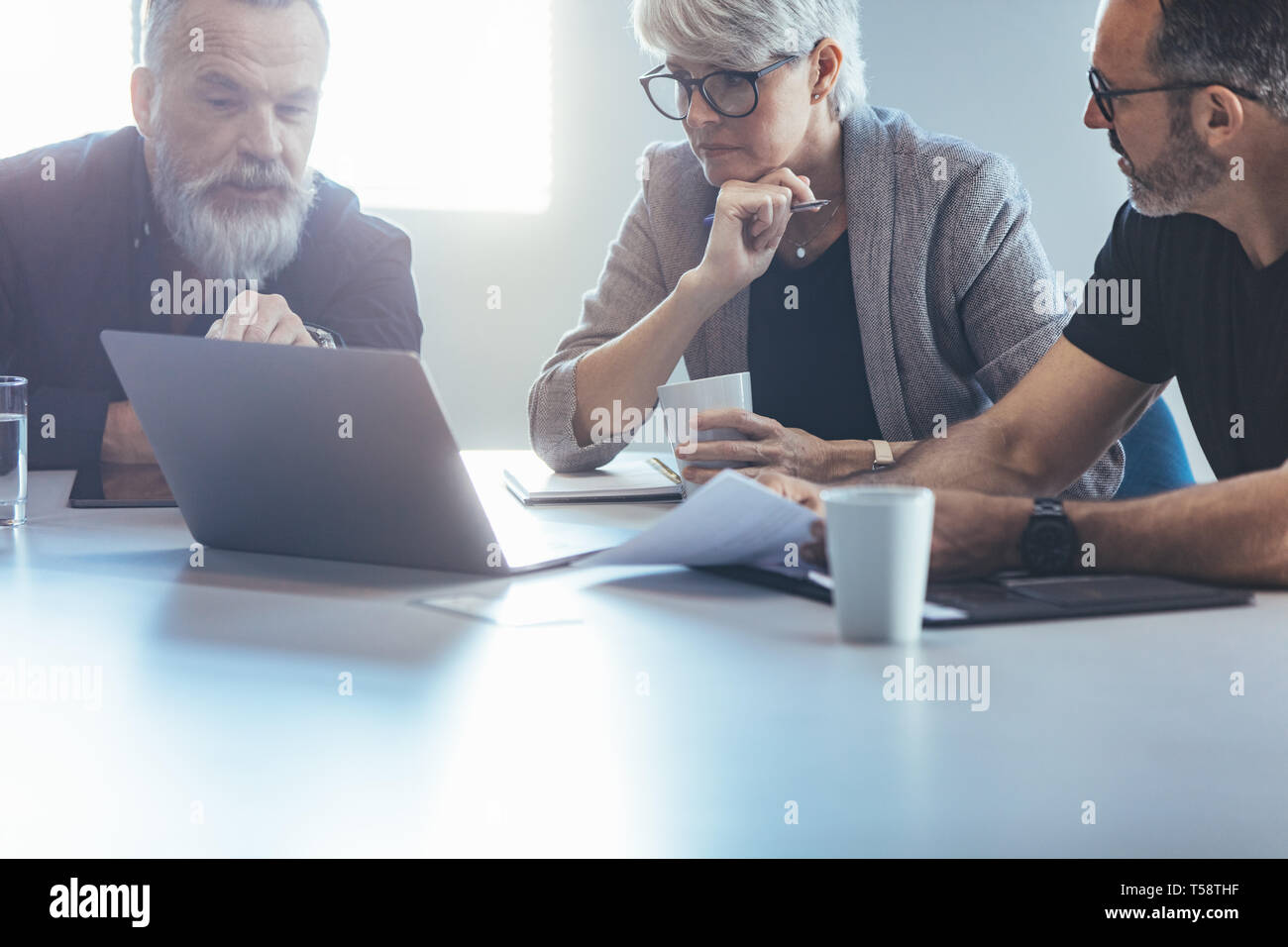 Team work around table hi-res stock photography and images - Alamy