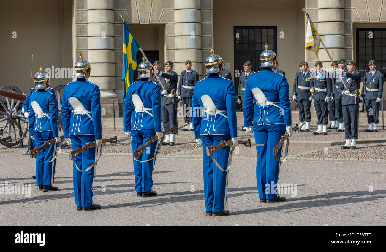 Royal guards at stockholm palace hi-res stock photography and images ...