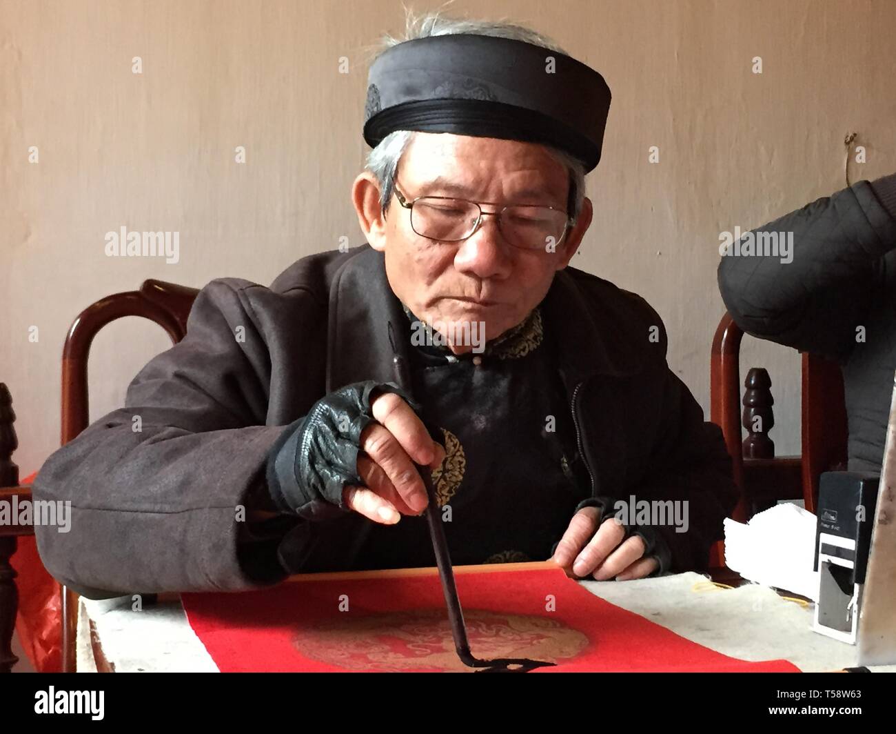 Old man writing calligraphy Stock Photo - Alamy