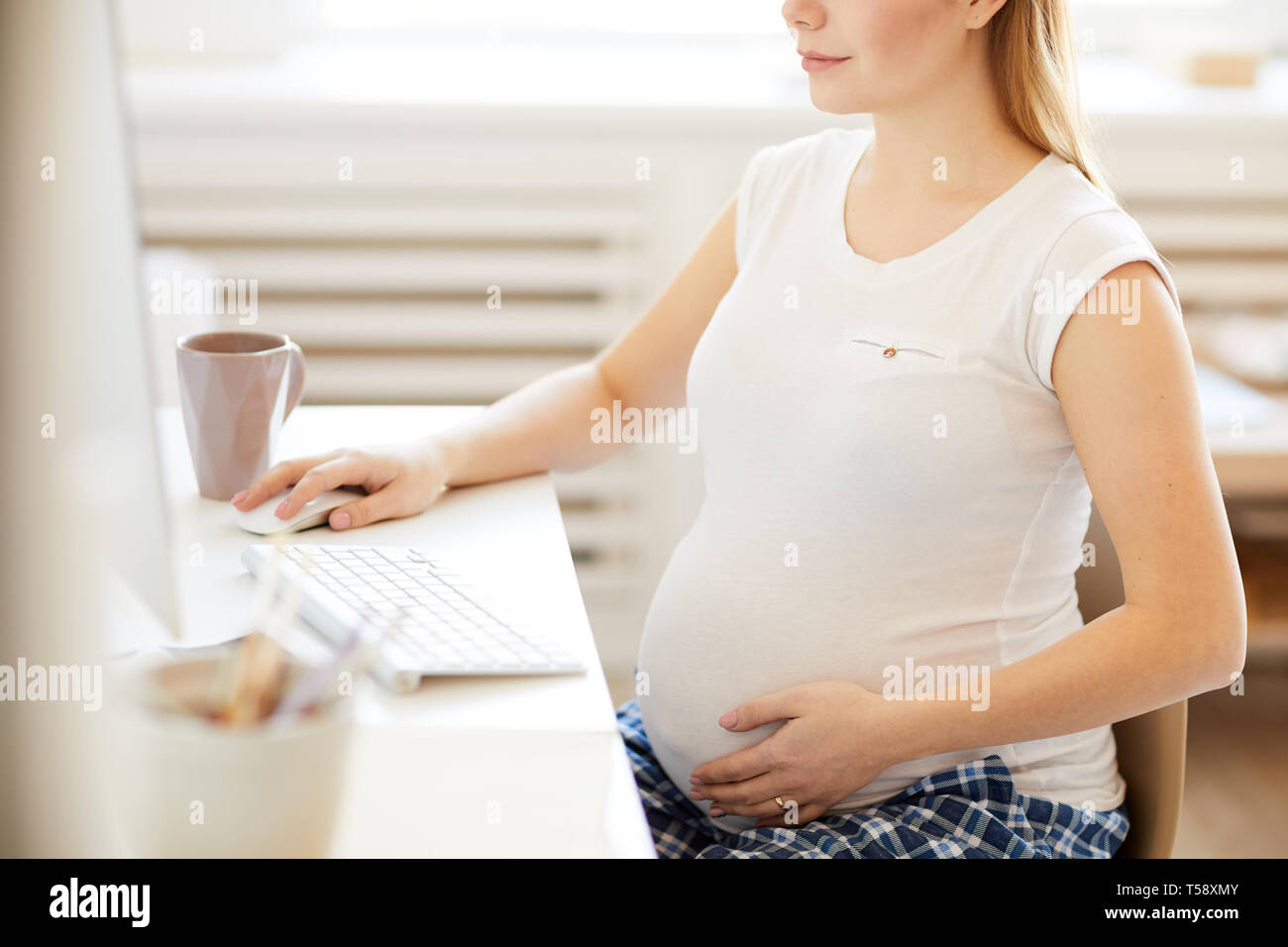 Pregnant Woman Using Computer Stock Photo - Alamy