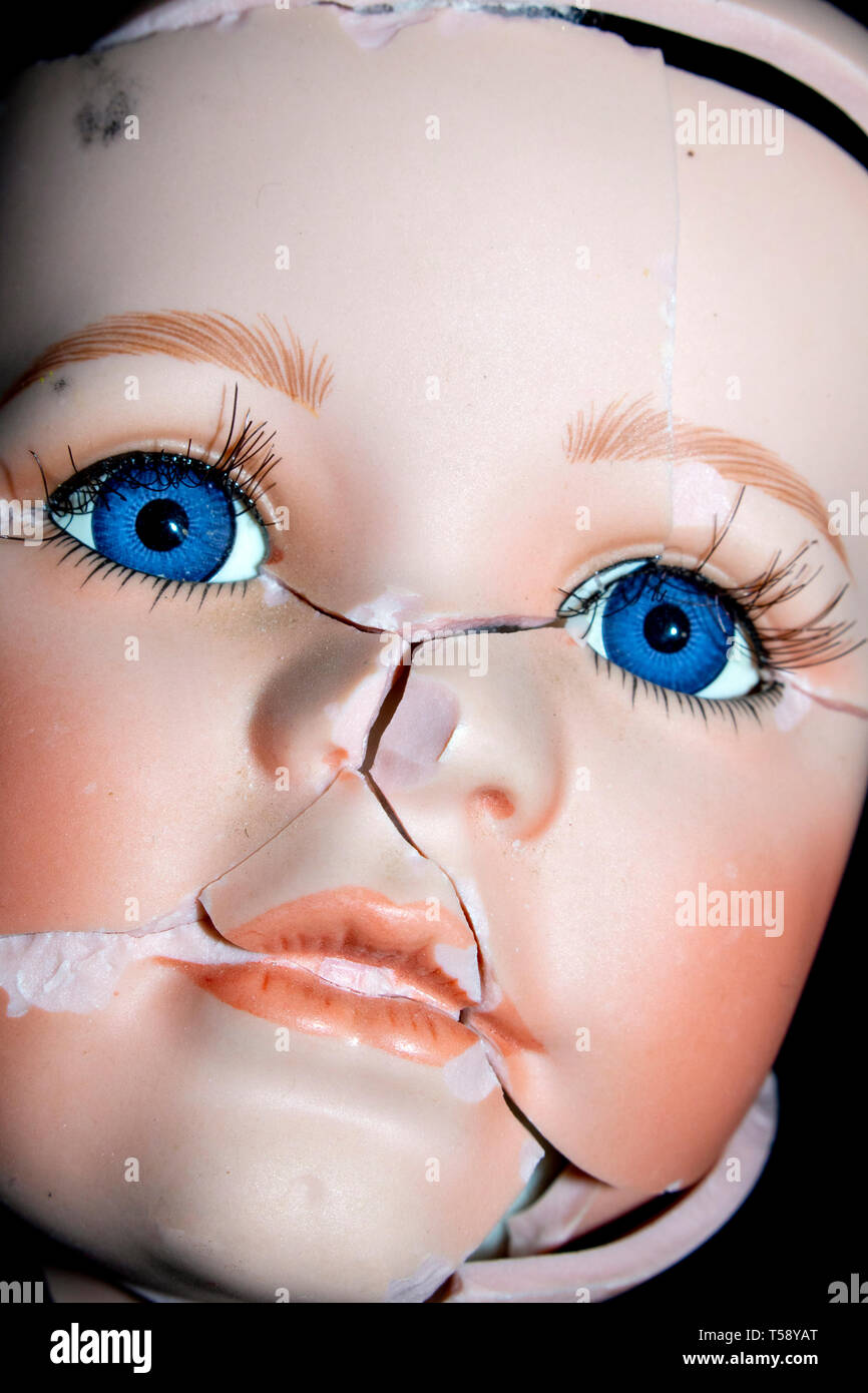 Broken doll faces hi-res stock photography and images - Alamy