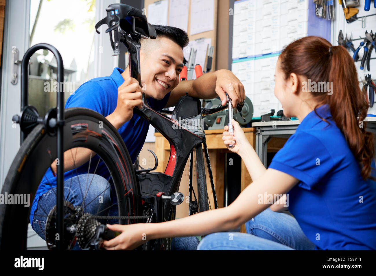 Mechanic team in workshop hi-res stock photography and images - Alamy