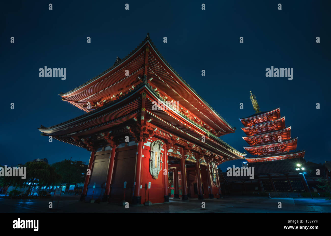 Most famous temple in tokyo senso ji temple at night hi-res stock ...