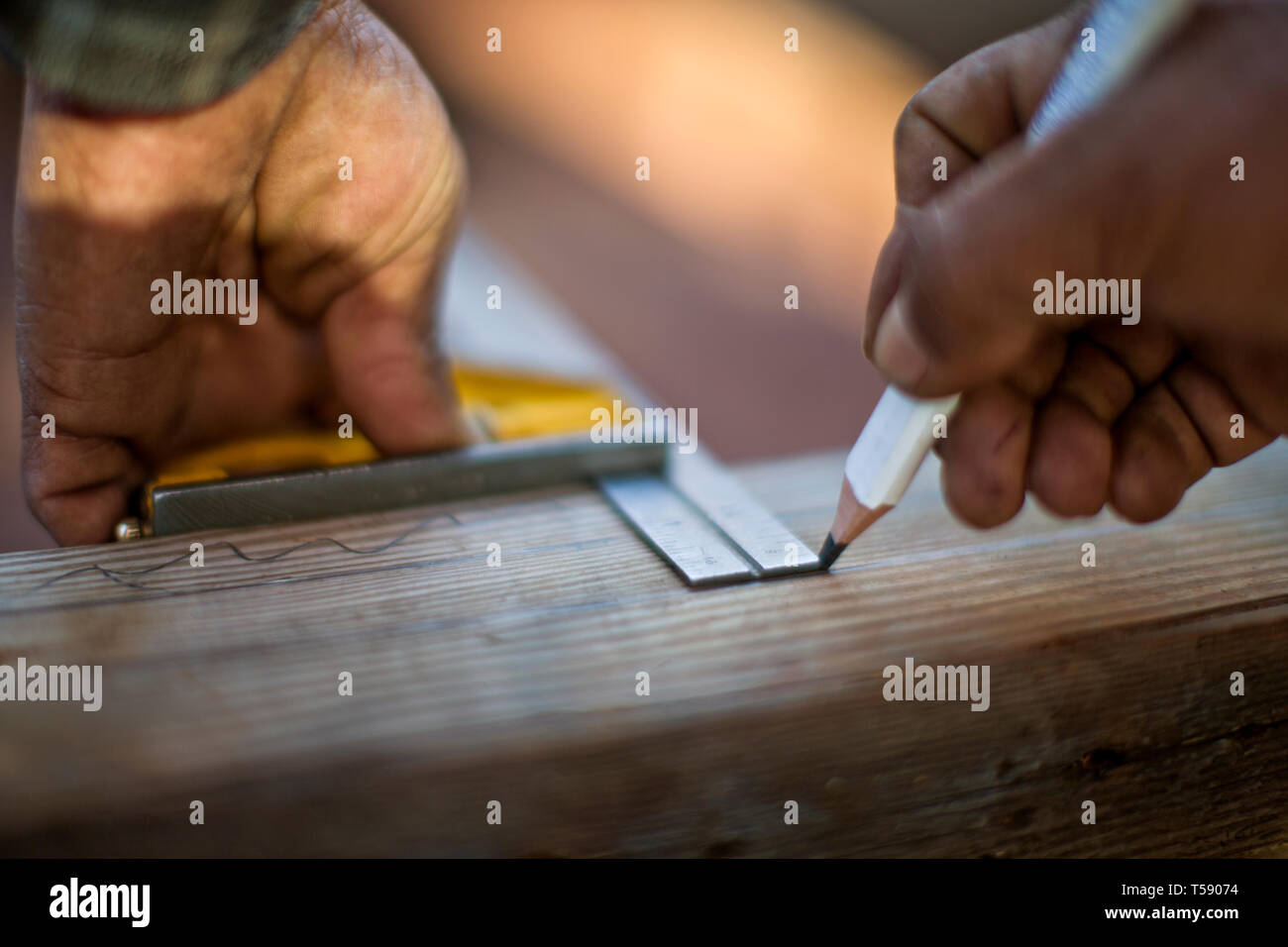 Builder cutting a piece of wood with a circular saw Stock Photo - Alamy