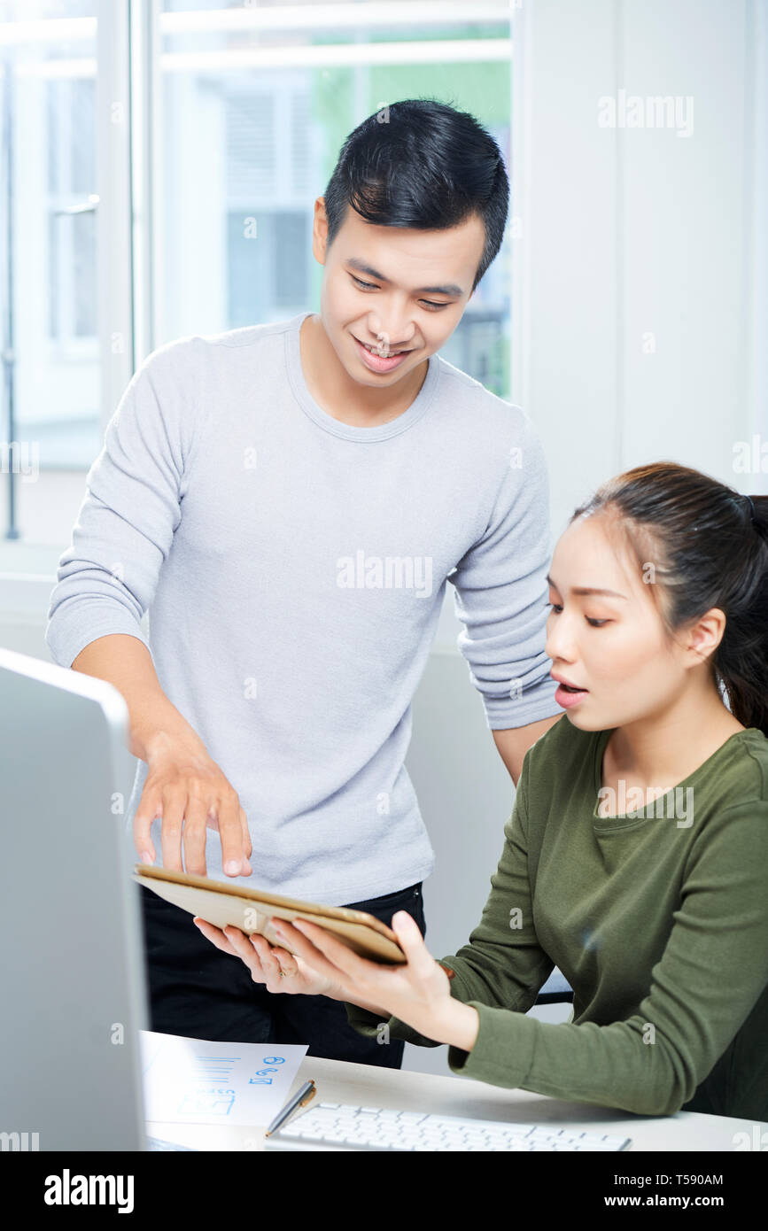 Woman asking colleague advice hi-res stock photography and images - Alamy