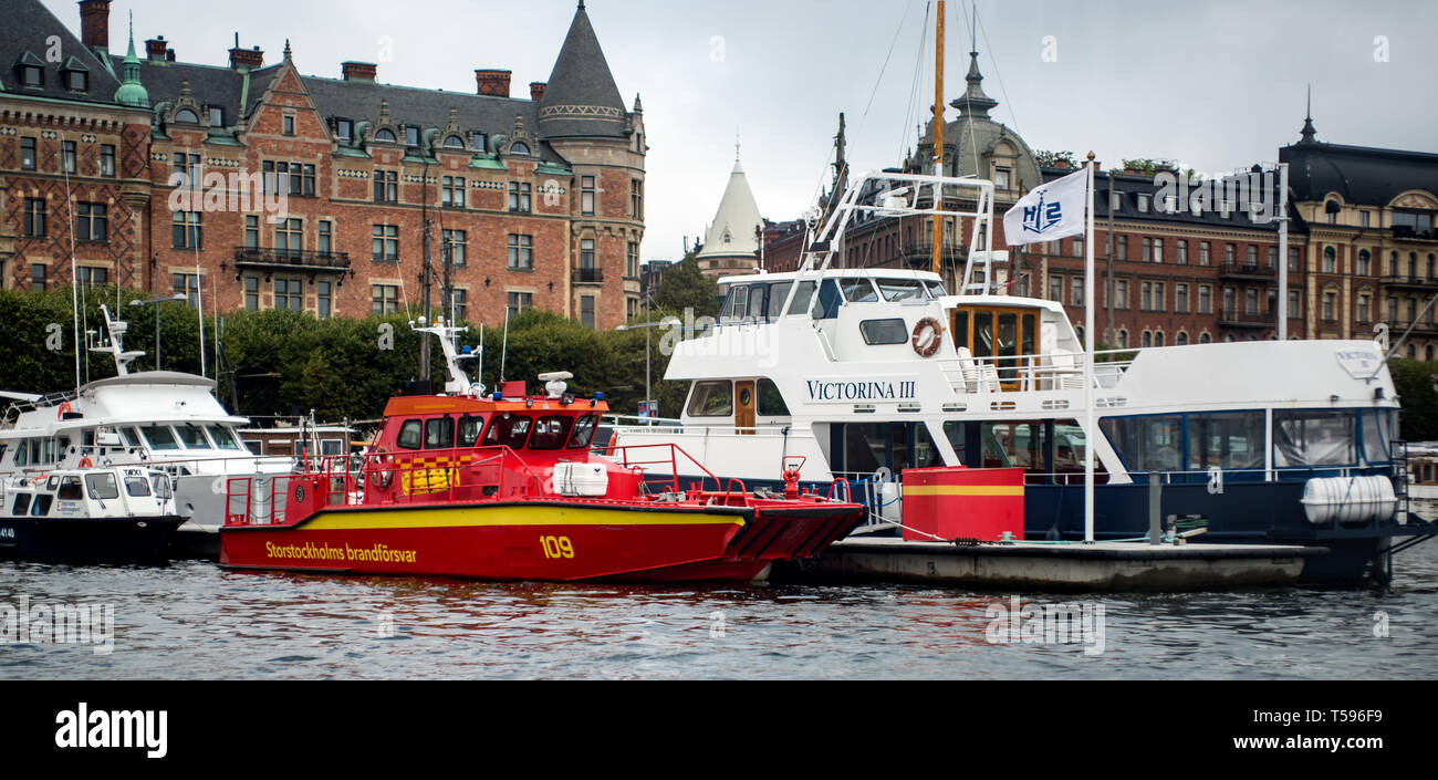 Fire boat hi-res stock photography and images - Alamy